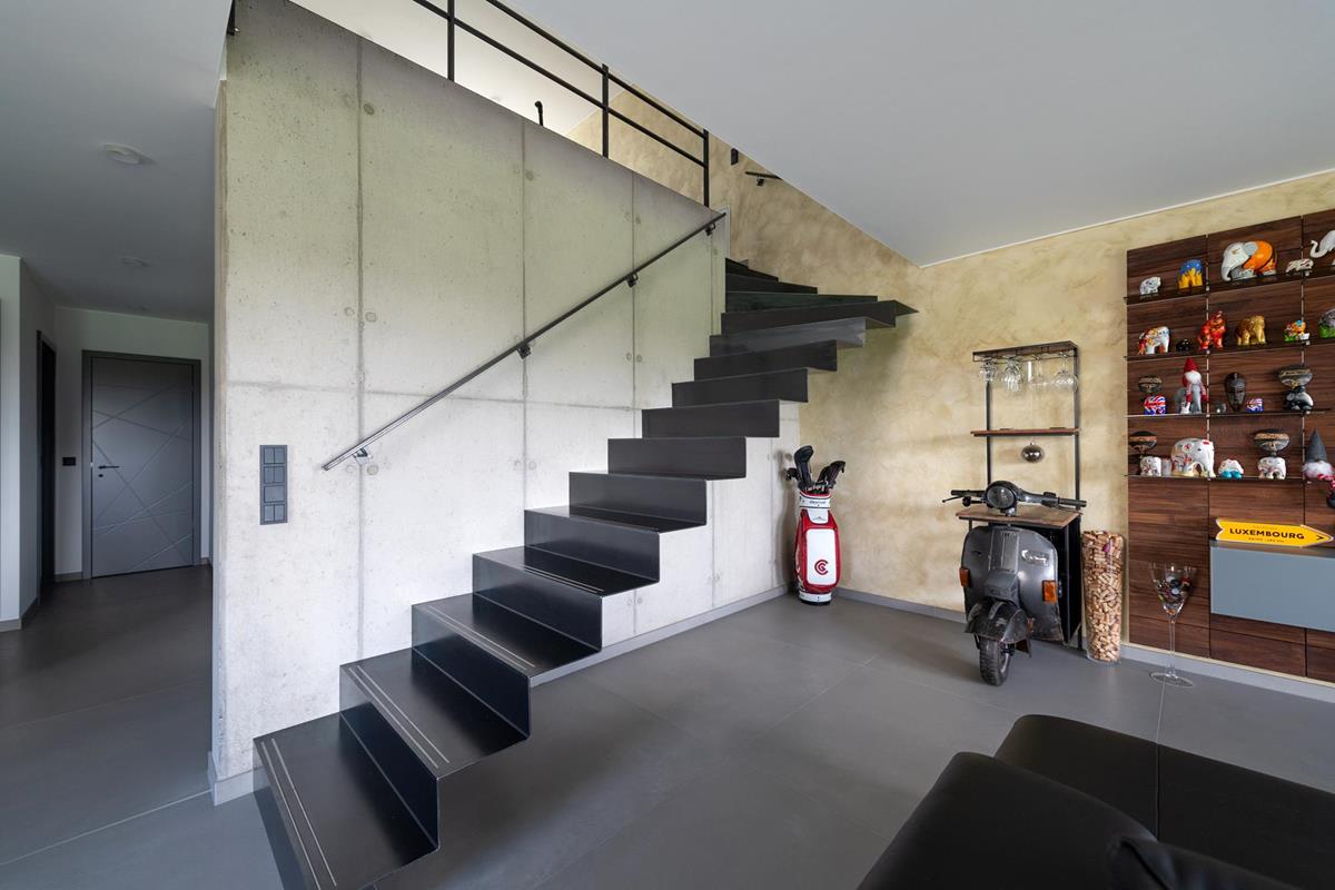 Conception unique d’un escalier dans un design moderne en béton apparent